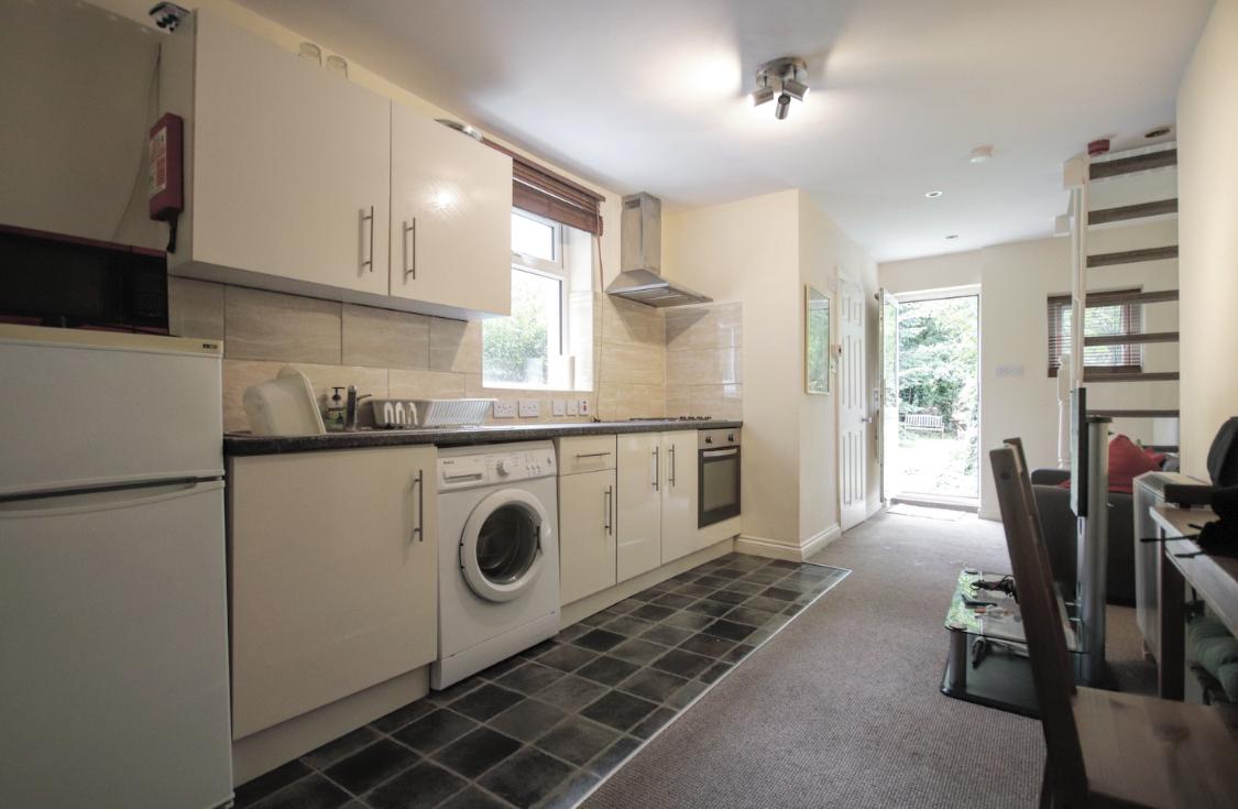 Queen Elizabeth Walk, London N16 - Hampshire Heights