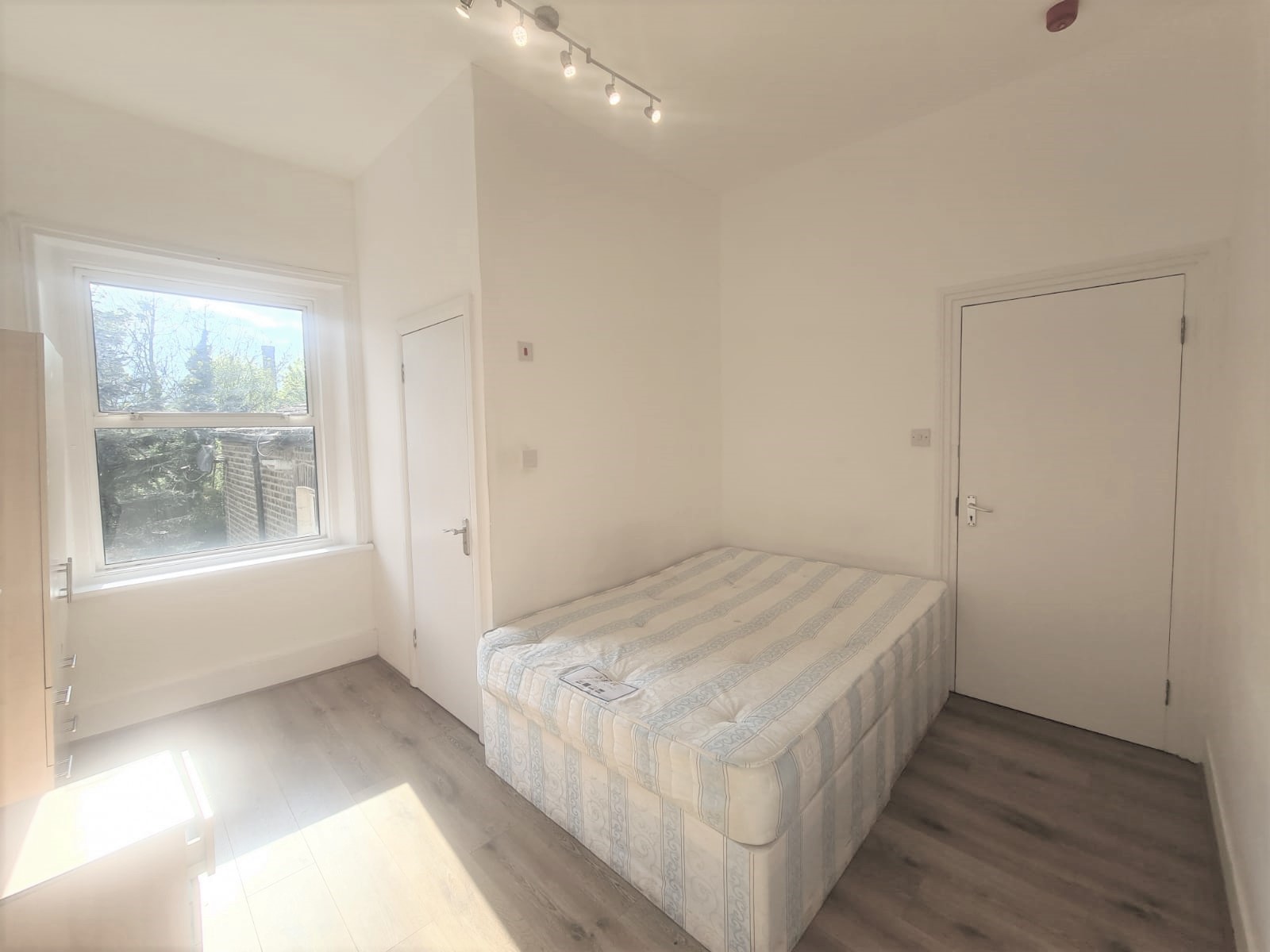 Queen Elizabeth Walk, London N16 – Hampshire Heights